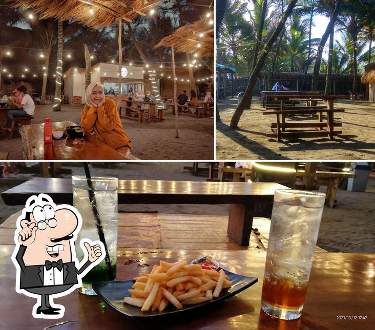 Teal And Yellow pub & bar, Widarapayung Wetan - Restaurant reviews
