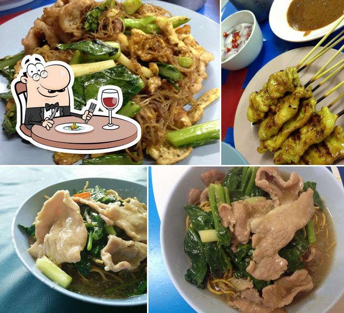 Restaurante Rat Na Yot Phak 40 years, Bangkok, 146/5 Wisut Kasat Rd ...