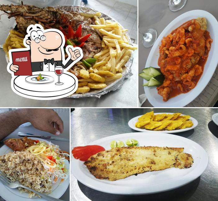 El Barco Monte Rio, Azua, Calle playa monte rio 49 - Restaurant reviews