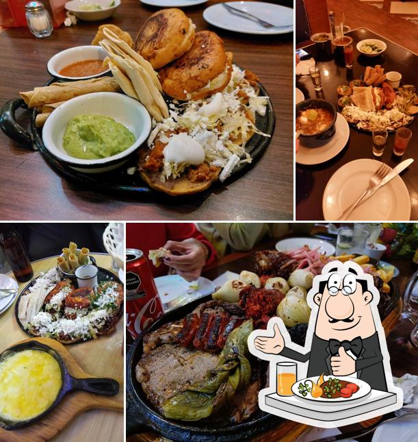 Salón Tenampa pub & bar, Mexico City, Plaza Garibaldi 12 - Restaurant ...
