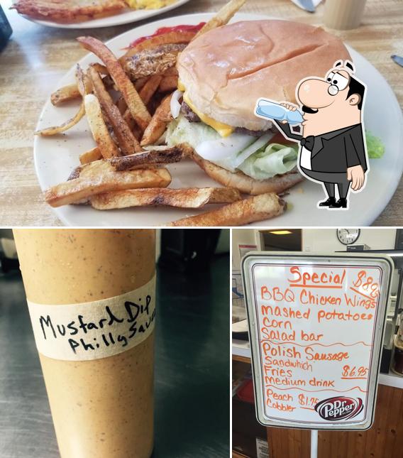 Badger Den, 205 E Lindsey St in Elmore City - Restaurant reviews
