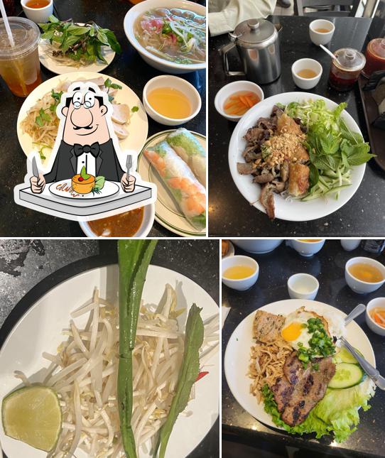 Pho Linh, 1156 College St in Toronto - Restaurant menu and reviews