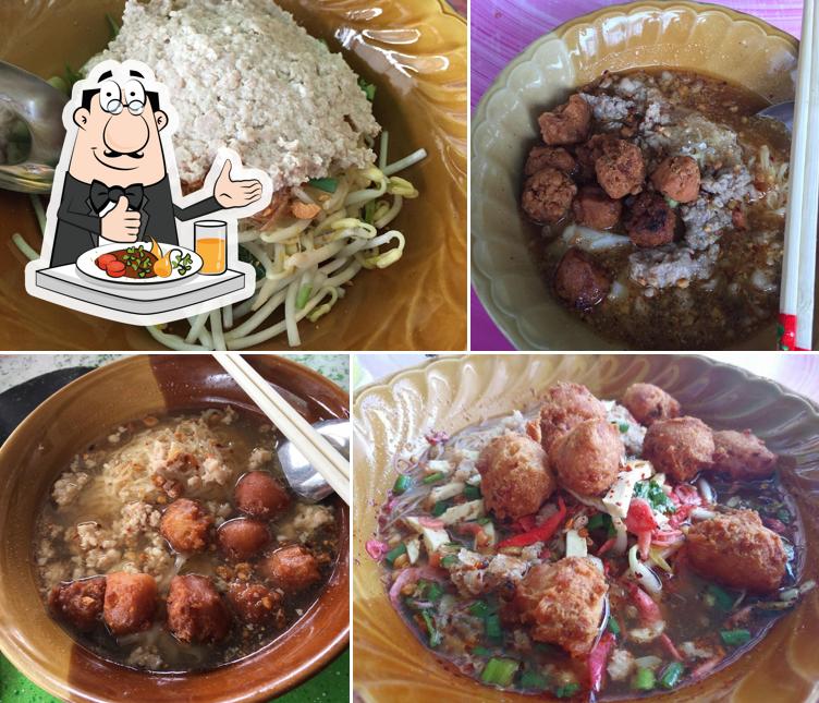 ร้านก๋วยเตี๋ยวเจ๊หวด ยอดอร่อย restaurant, Photharam