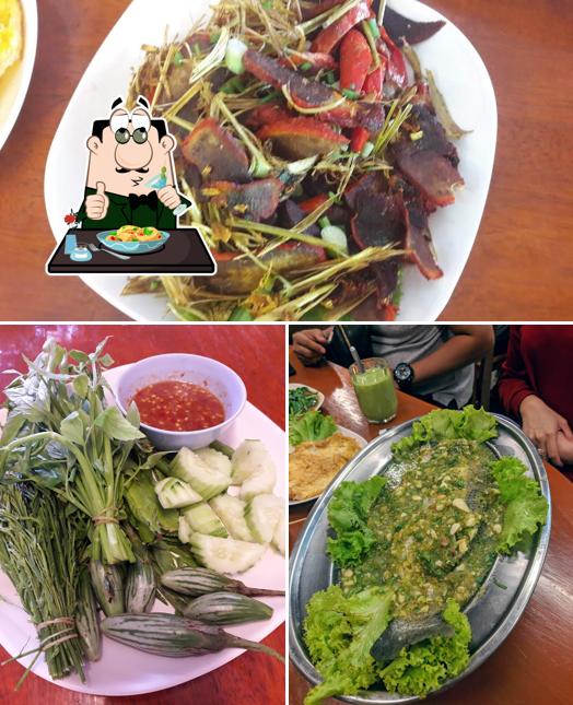 Nurlaila Tomyam Seafood, Samnak Kham - Restaurant menu, prices and reviews