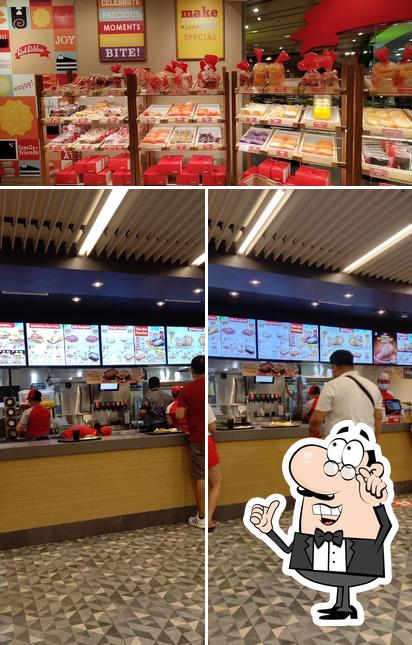 Red Ribbon Robinsons Place Manila desserts, Manila, HXGM+PPF ...