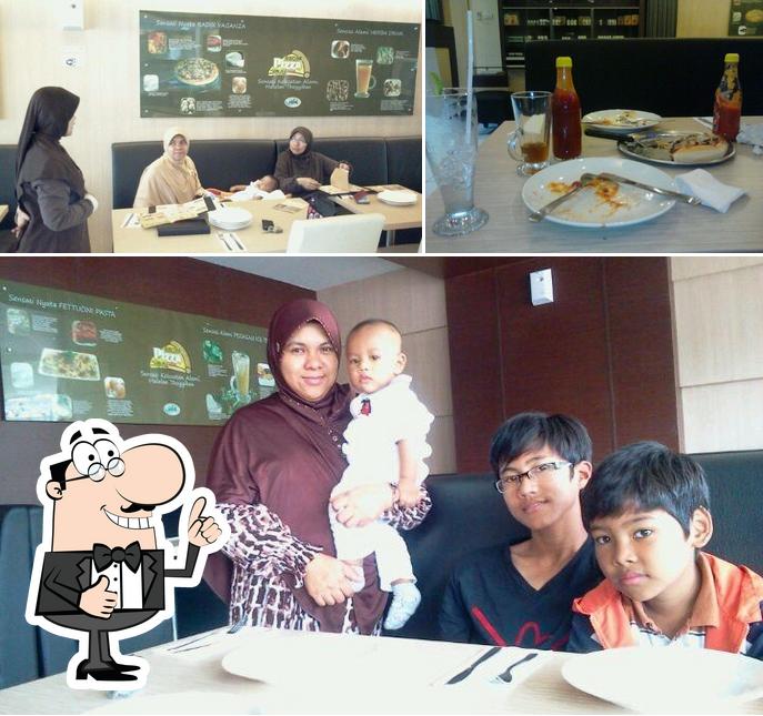 Radix Pizza House pizzeria, Jakarta, C'One Hotel Plaza Jl. Letjend ...