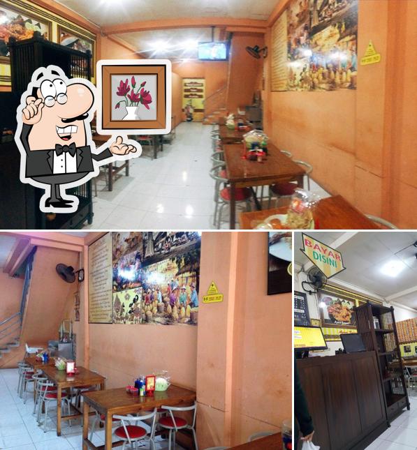 Ayam Kremes Bu Tjondro restaurant, West Jakarta, Jl. Tanjung Duren Raya ...