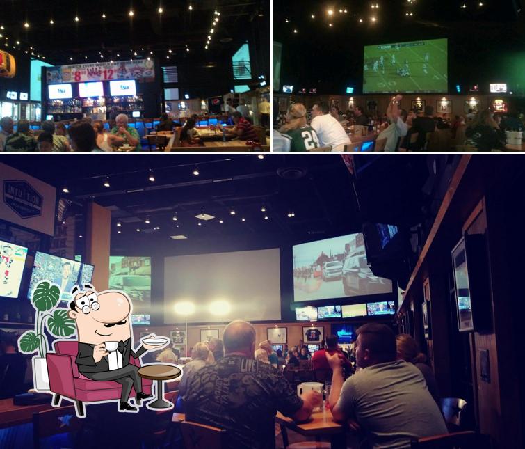 Sneakers Sports Grille, 111 Beach Blvd in Jacksonville Beach ...