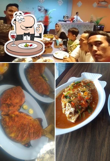 Restoran Perahu Layar restaurant, Cibeber I, Jalan Raya Leuwi Liang ...