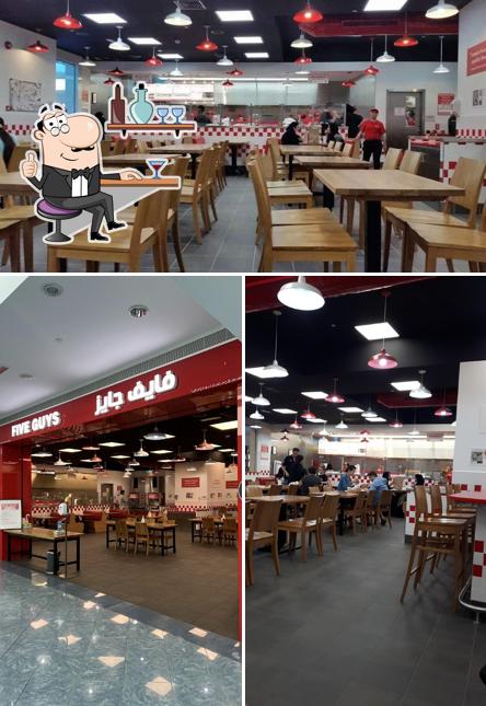 Five Guys restaurant, Abu Dhabi, Abu Dhabi Marina Mall - Restaurant ...