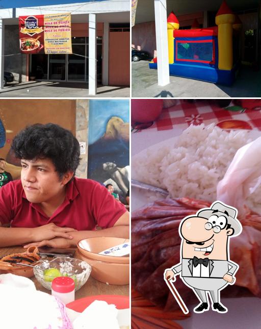 El Sazon De Mama ( Mole " Panza, Chito Y Perico ) Ubicado al costado ...