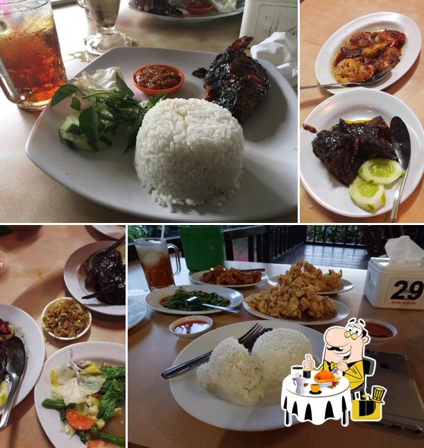 Ayam Ulekan restaurant, Pontianak, X8RM+886 - Restaurant reviews