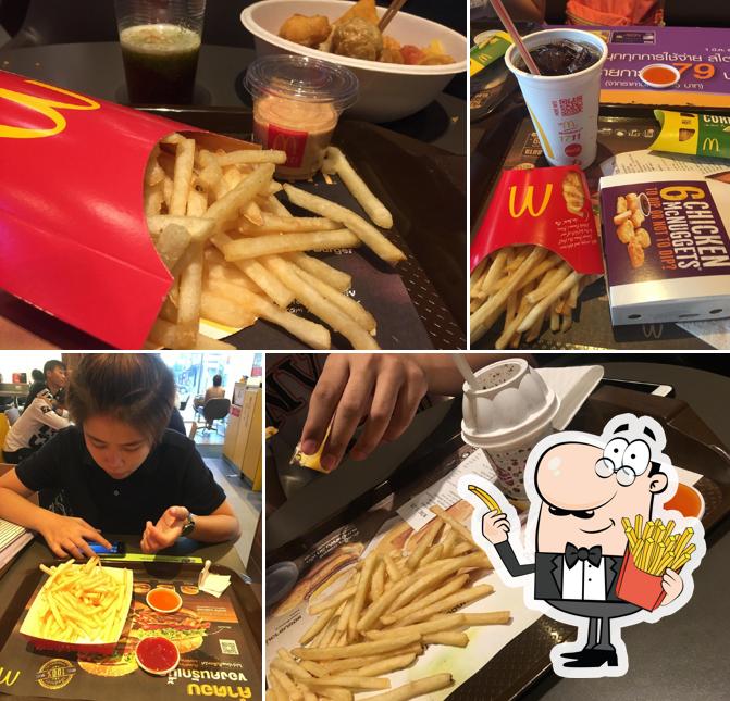 McDonald's restaurant, Chiang Mai, Maharaj Nakorn Chiang Mai Hospital ...