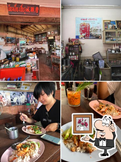 Khao Moo Daeng - Jiam Liang Xia (rice with roasted red pork) restaurant ...