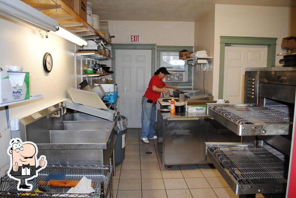 Hot Stuff Pizza, 101 E Market St in Manito - Restaurant reviews