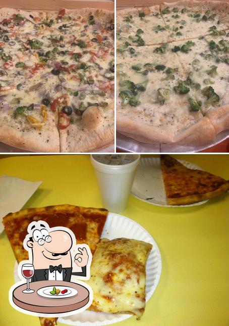Town Mall Pizza, 51 S Beaver St # 35 in New Castle - Restaurant reviews