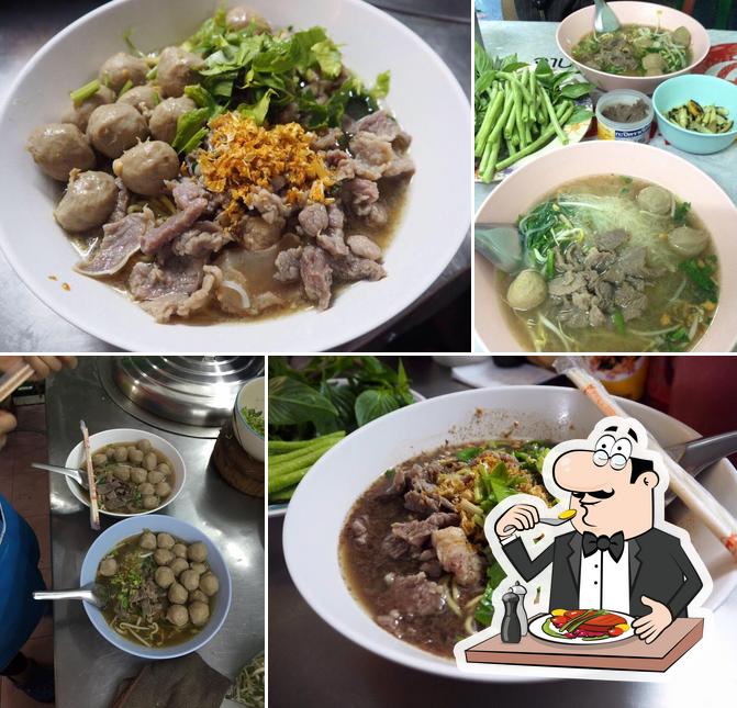 ก๋วยเตี๋ยวเนื้อ-หมูโกรวยสี่แยกบ้านดู่ restaurant, Ubon Ratchathani ...