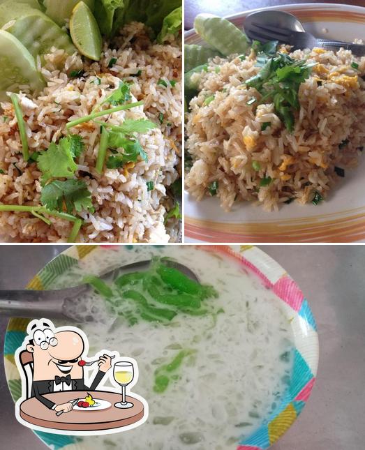 ร้านขนม แม่บุญช่วย restaurant, Tha Ruea - Restaurant reviews