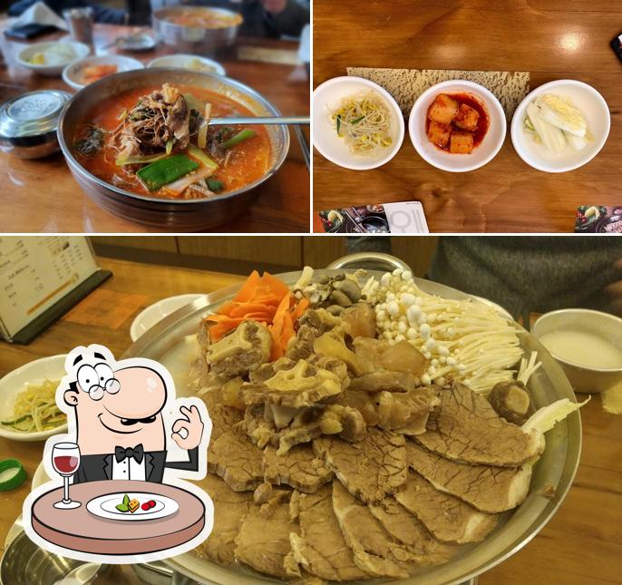 Ihwasoo Jeontong Yukgaejang restaurant, Seoul, 25 Uisadang-daero 1-gil ...