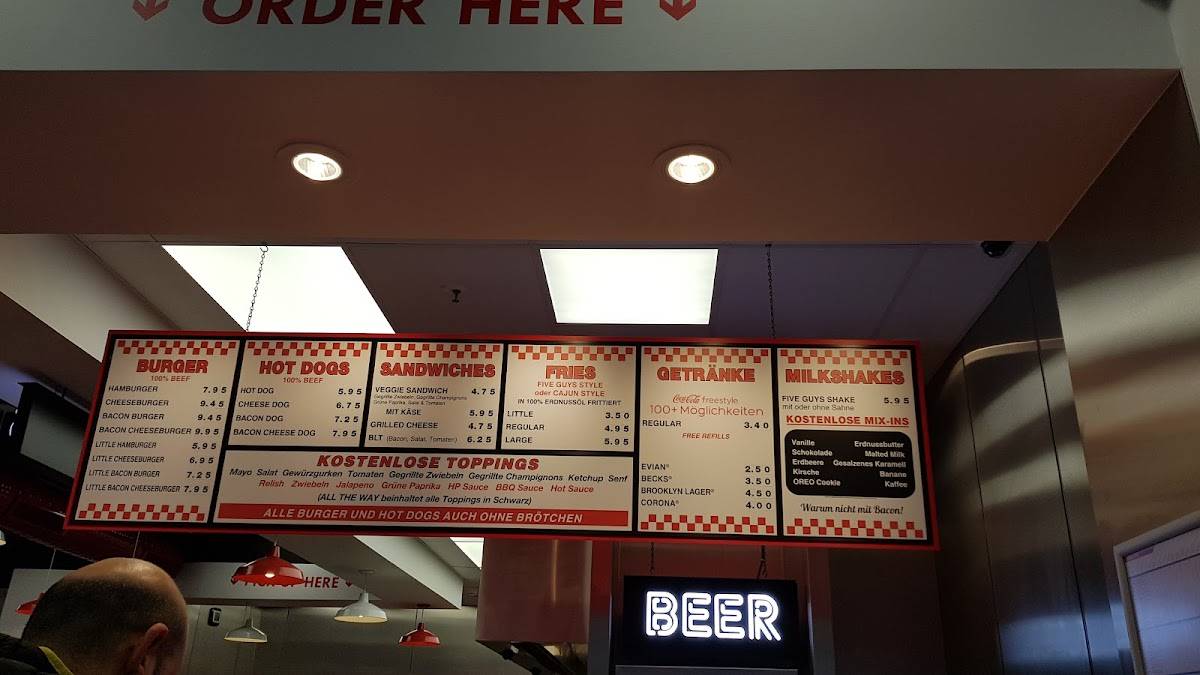 Speisekarte von Five Guys fast Food, Berlin, Mercedes Benz Arena