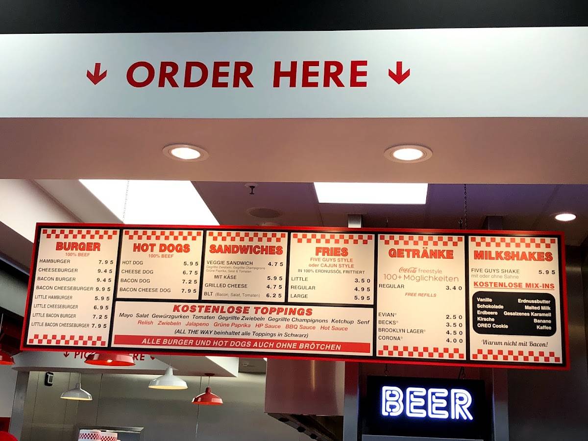 Speisekarte von Five Guys fast Food, Berlin, Mercedes Benz Arena