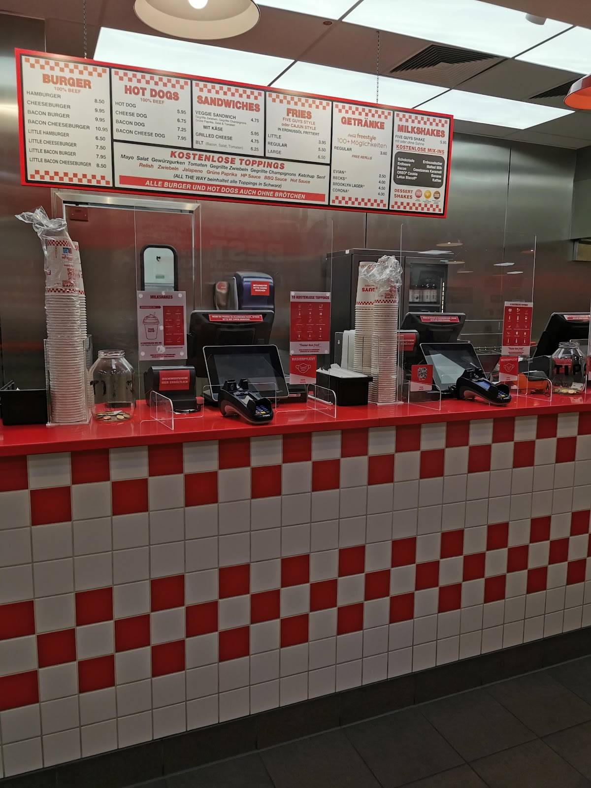 Speisekarte von Five Guys fast Food, Frankfurt am Main