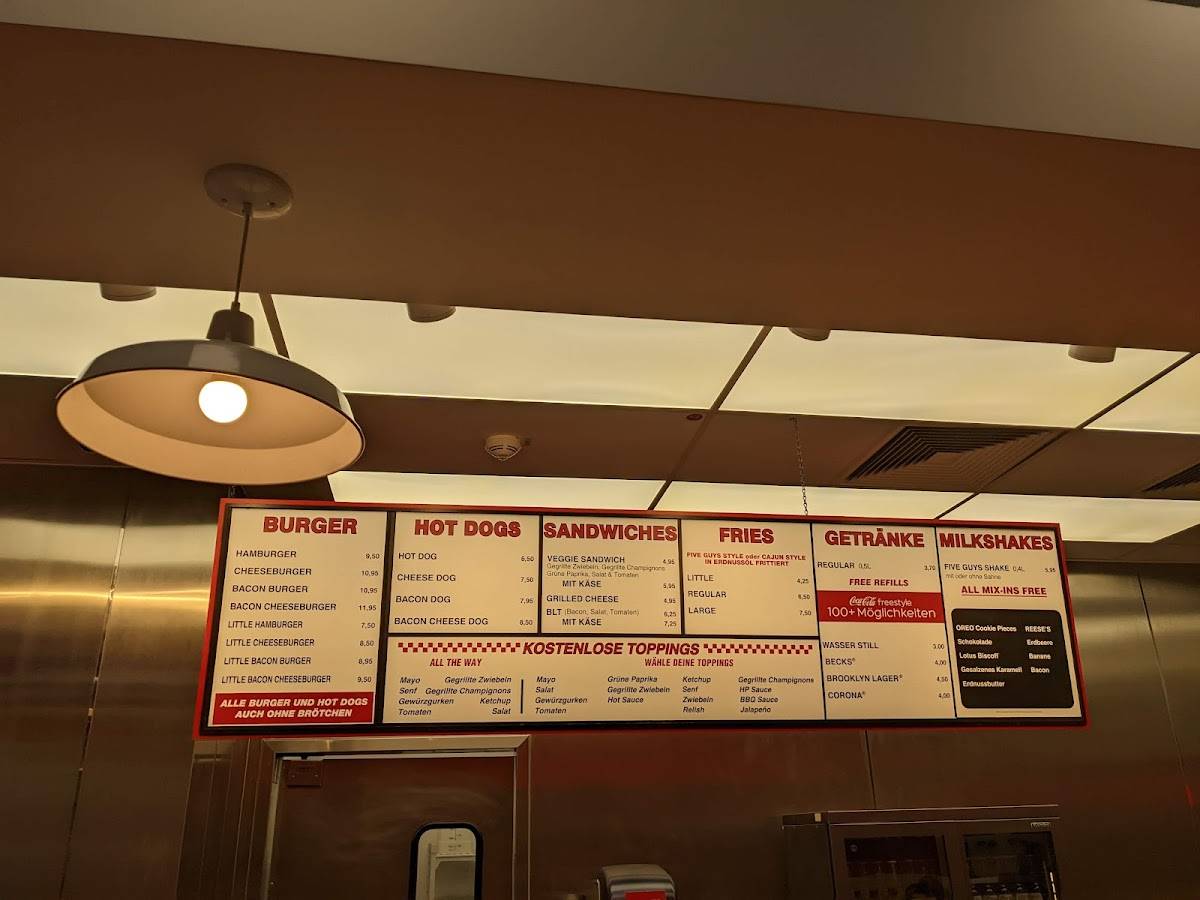 Speisekarte von Five Guys fast Food, Frankfurt am Main