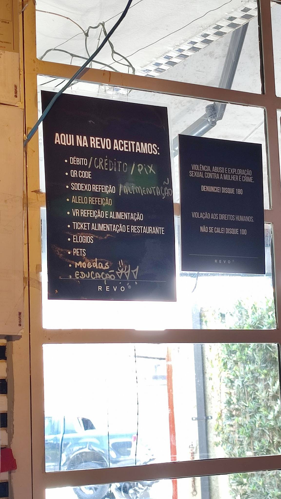Menu em Revo Manufactory restaurante, Santos