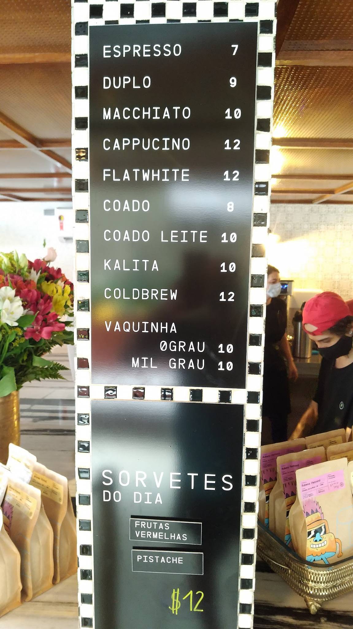 Menu em Revo Manufactory restaurante, Santos