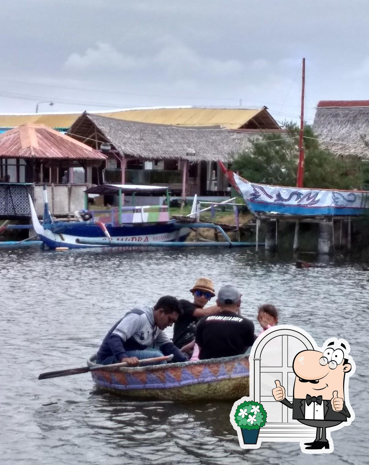 Waroeng omah Kayu cafe, Genteng Wetan