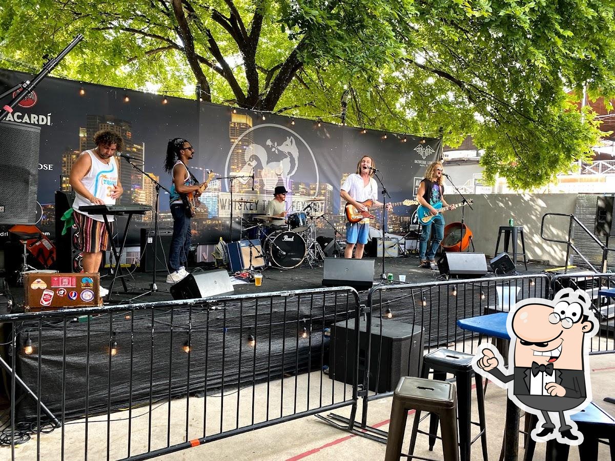 Pub y bar Whiskey Tango Foxtrot Icehouse, Austin - Opiniones del ...