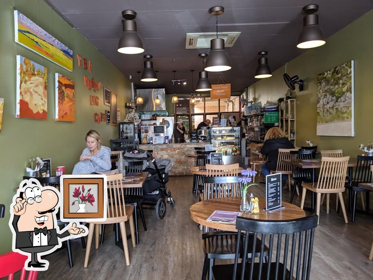 Between The Buns Cafe