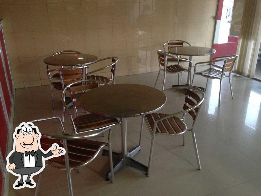 Arabian Chicken Hut restaurant, Umm Al Quwain, HH22+4Q3 - Restaurant ...