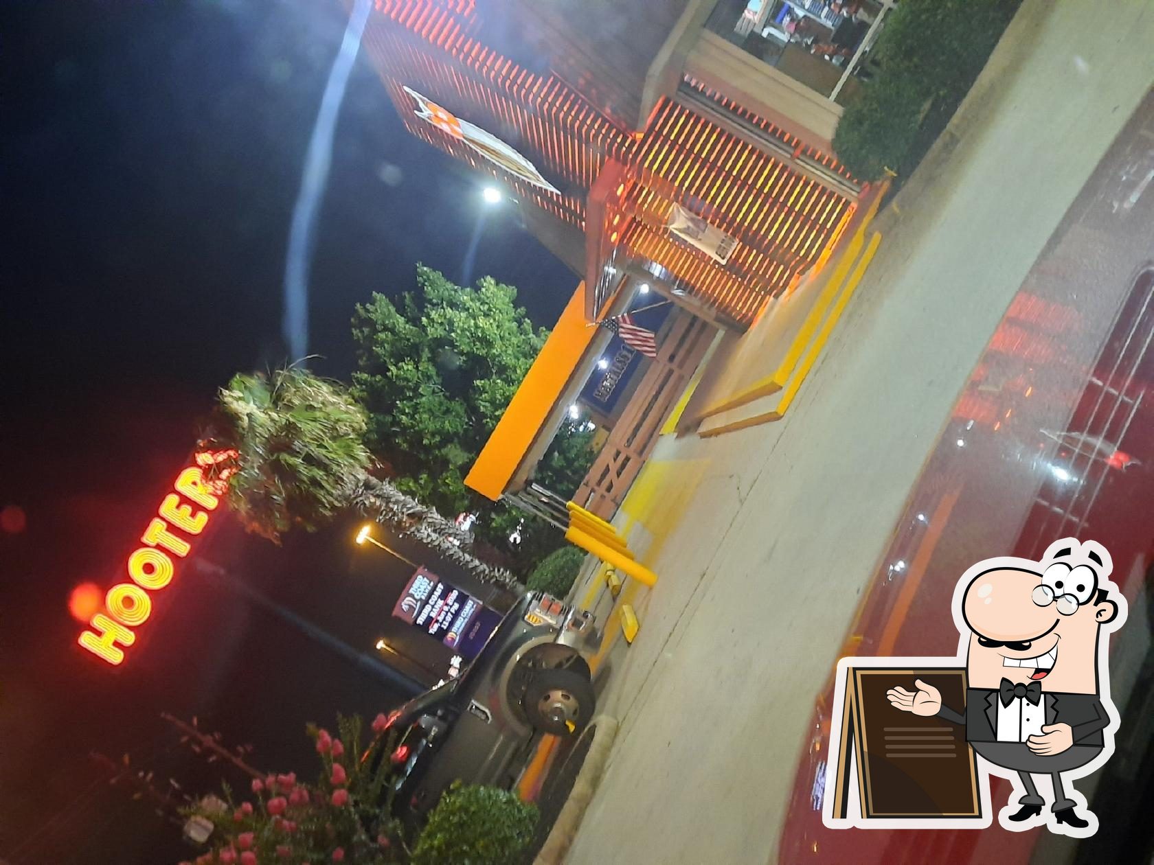 Hooters, 20150 Highway 59 North in Humble - Restaurant menu and reviews