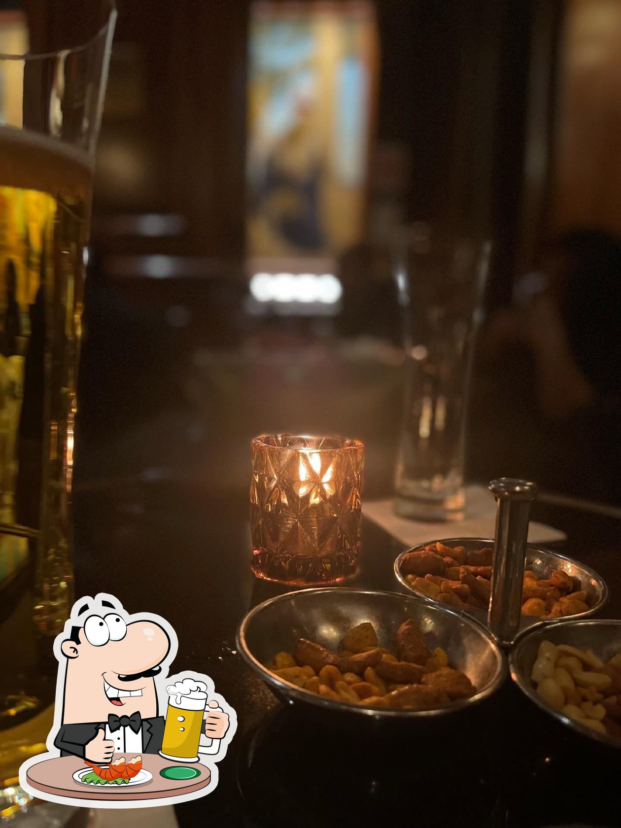 King Cole Bar, 2 E 55th St in New York City - Restaurant menu and reviews