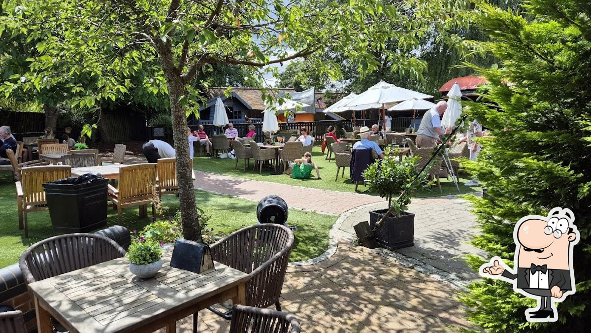 Half Moon, Windlesham - Restaurant menu, prices and reviews