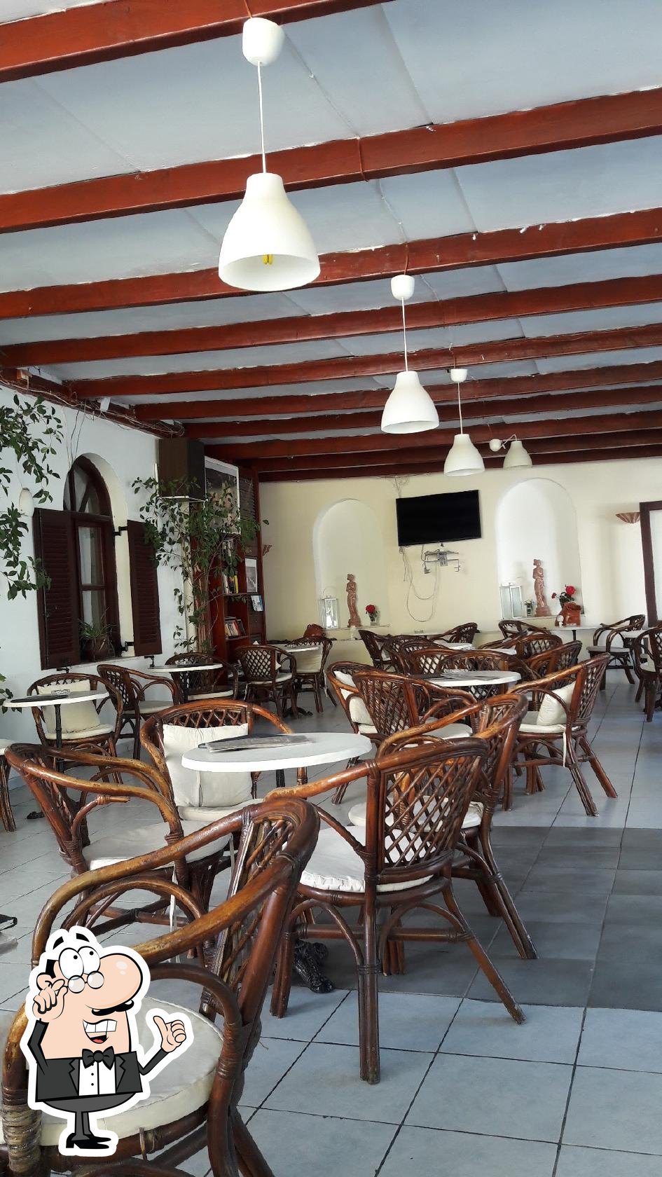 Dorians Bar, Perissa - Restaurant menu, prices and reviews
