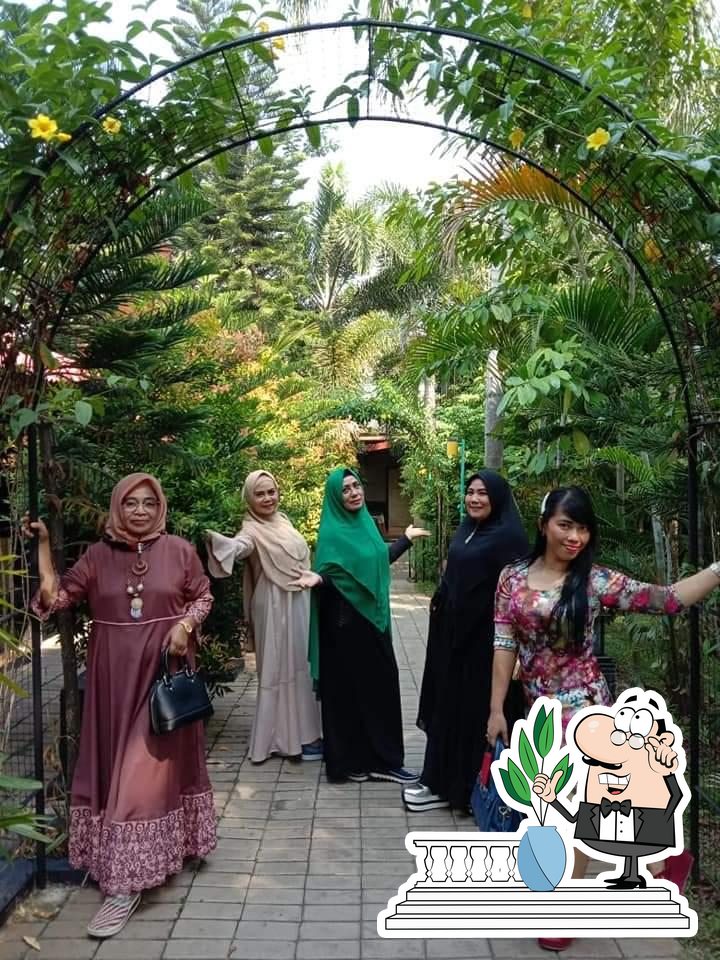 RM Pondok Bambu restaurant, Karya Makmur