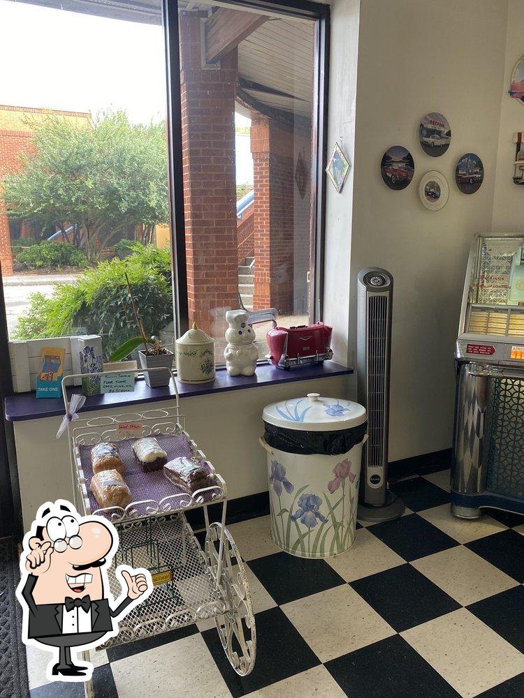 Flour Shop Bakery in Brentwood - Restaurant menu and reviews