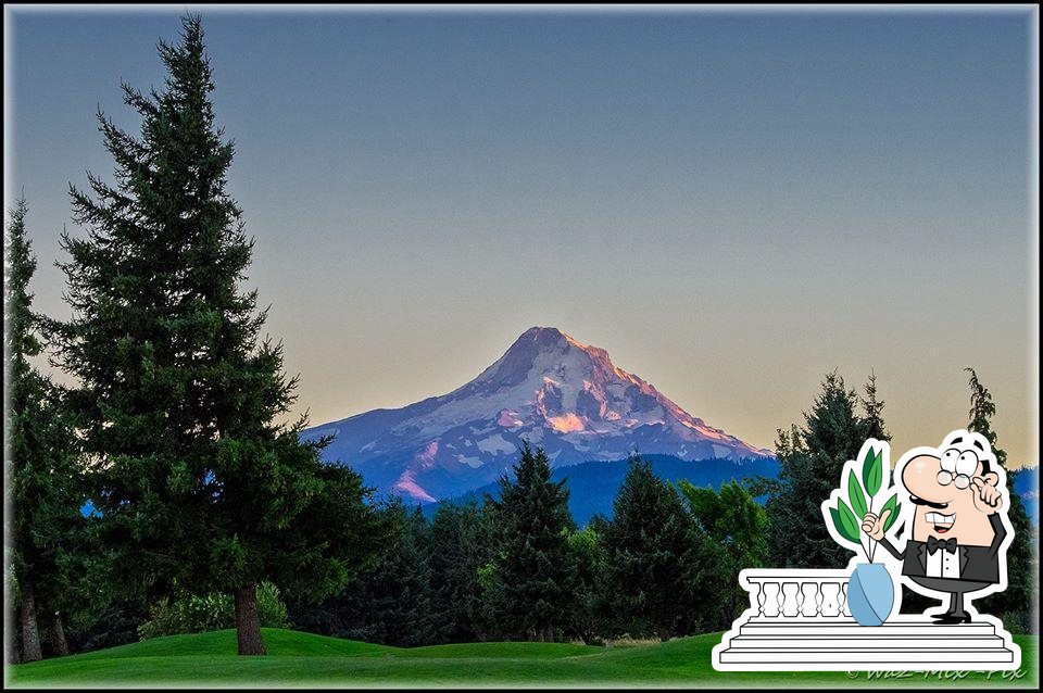 Indian Creek Golf Course & Divots Restaurant in Hood River - Restaurant ...