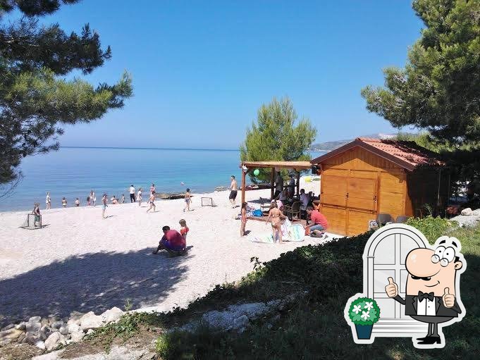 Coco Beach bar, Plat, D8 18 - Restaurant reviews