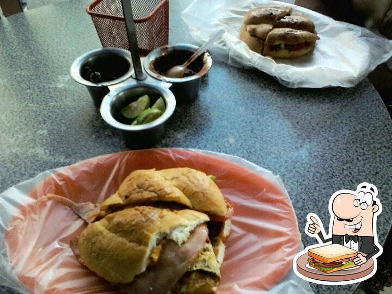 Tortas Willy's restaurant, Santiago de Querétaro, Calle 16 de ...