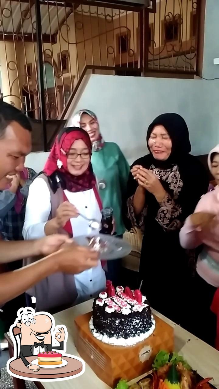AYAM PENYET DAN IKAN LELE GORENG AMANDA restaurant, Medan, Tim ...
