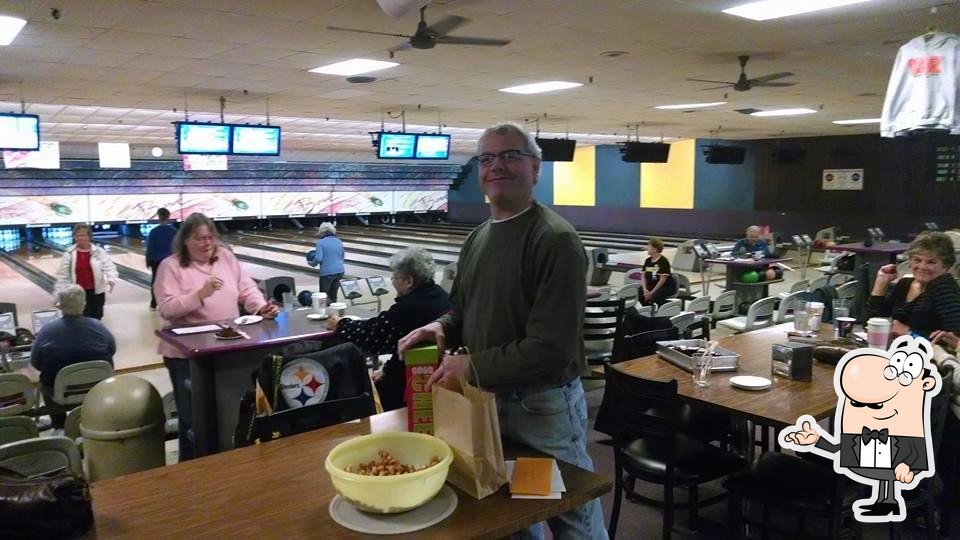 Comet Bowl in Charles City - Restaurant reviews