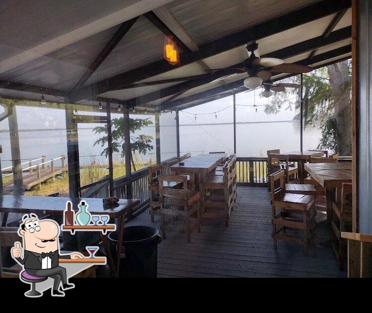 Pontoon Saloon in Tavares - Restaurant menu and reviews