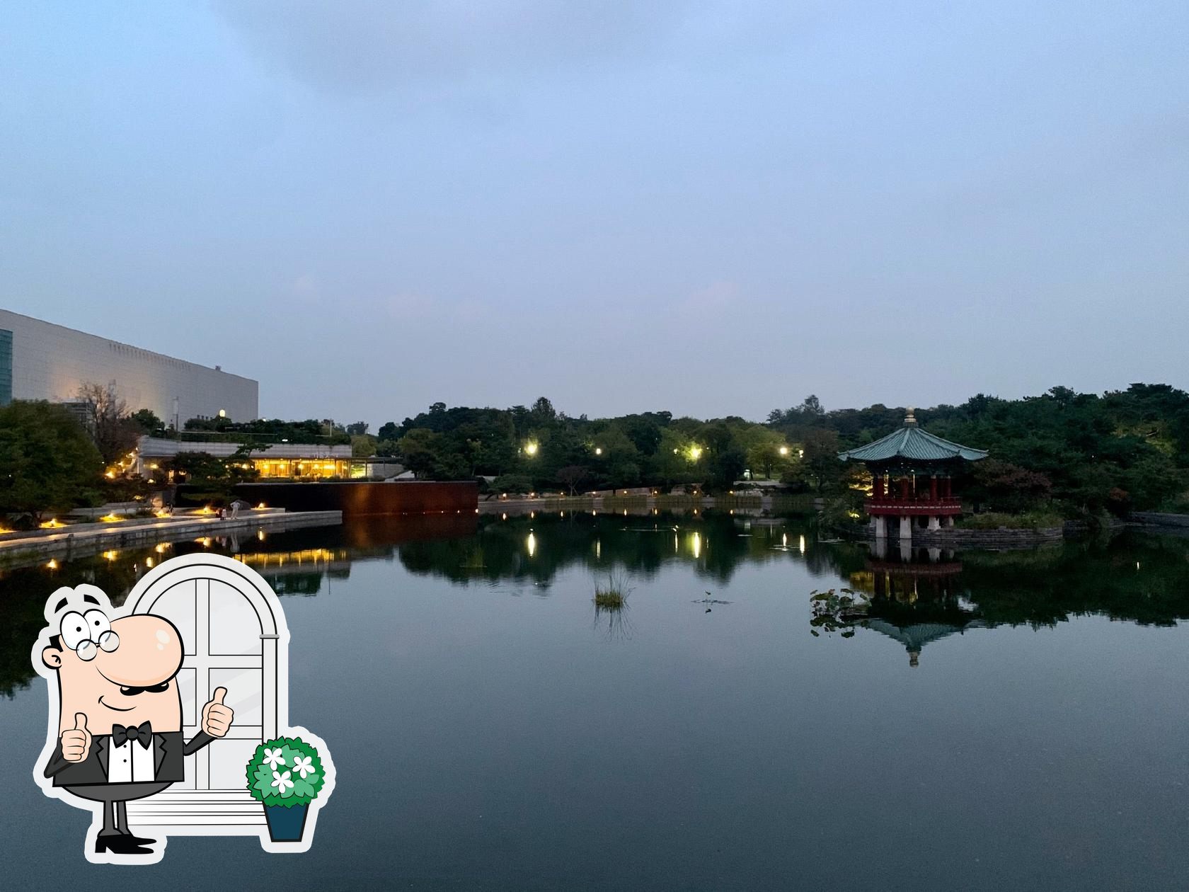 Mirror Pond Restaurant, Seoul, 137 Seobinggo-ro - Restaurant reviews