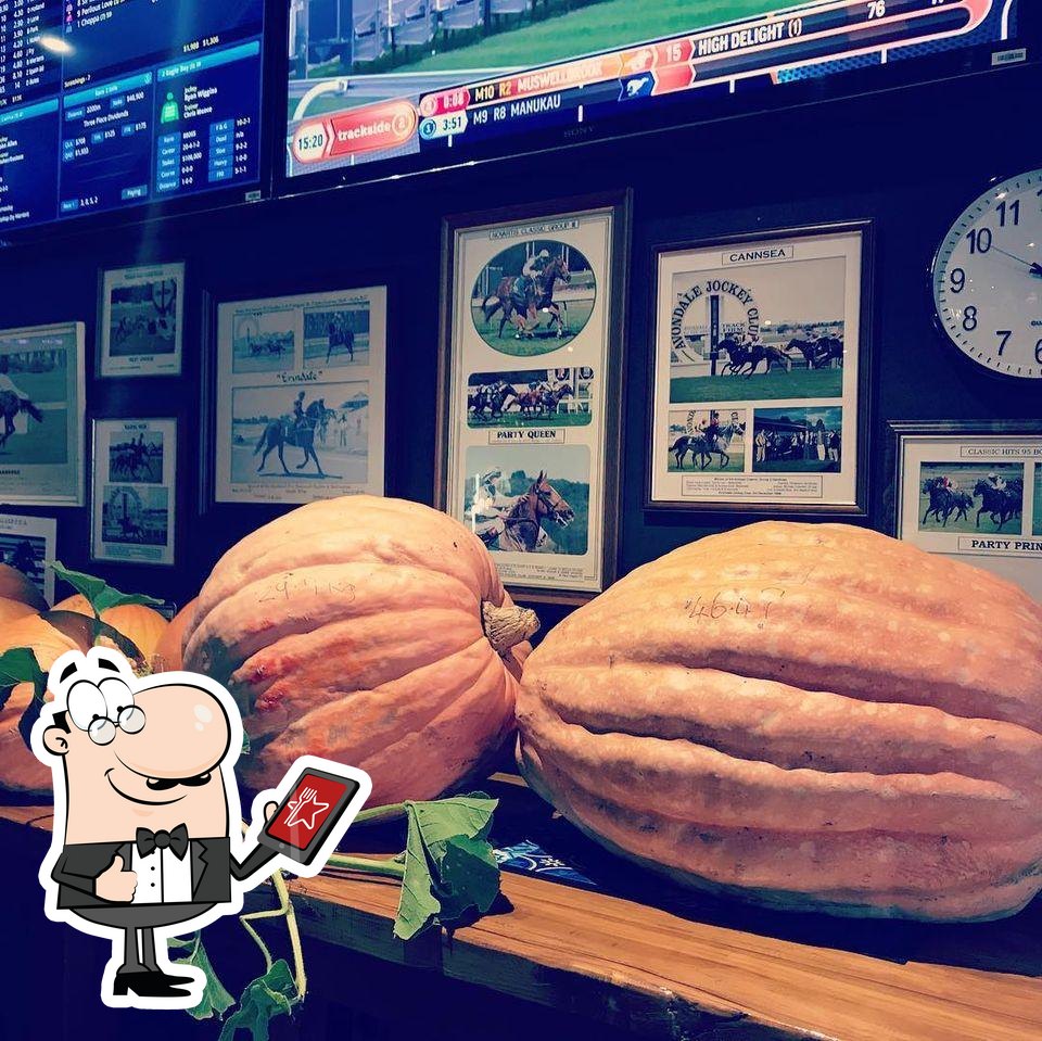 The Flying Mullet Sports Bar in Papamoa - Restaurant reviews