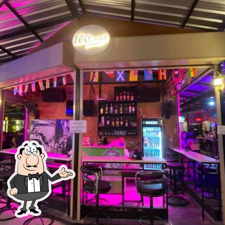 LEO's wall (Bar) - Soi 14, Bangkok - Restaurant reviews