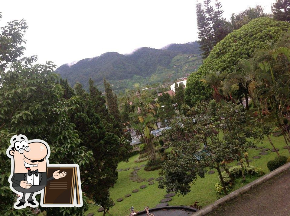 Puncak Raya Hotel & Convention pub & bar, Cisarua - Restaurant reviews