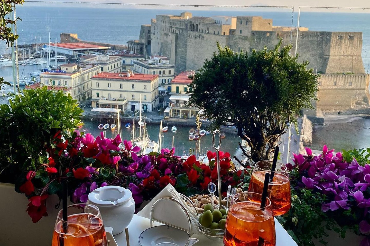 Top 7 restaurants with sea and Vesuvius views in Naples, Italy